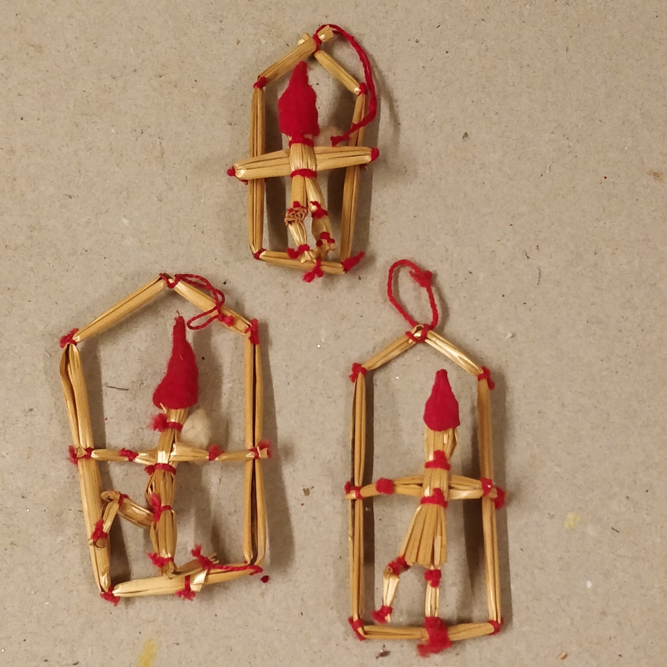 Halmnisser på gynger, gammelt julepynt.