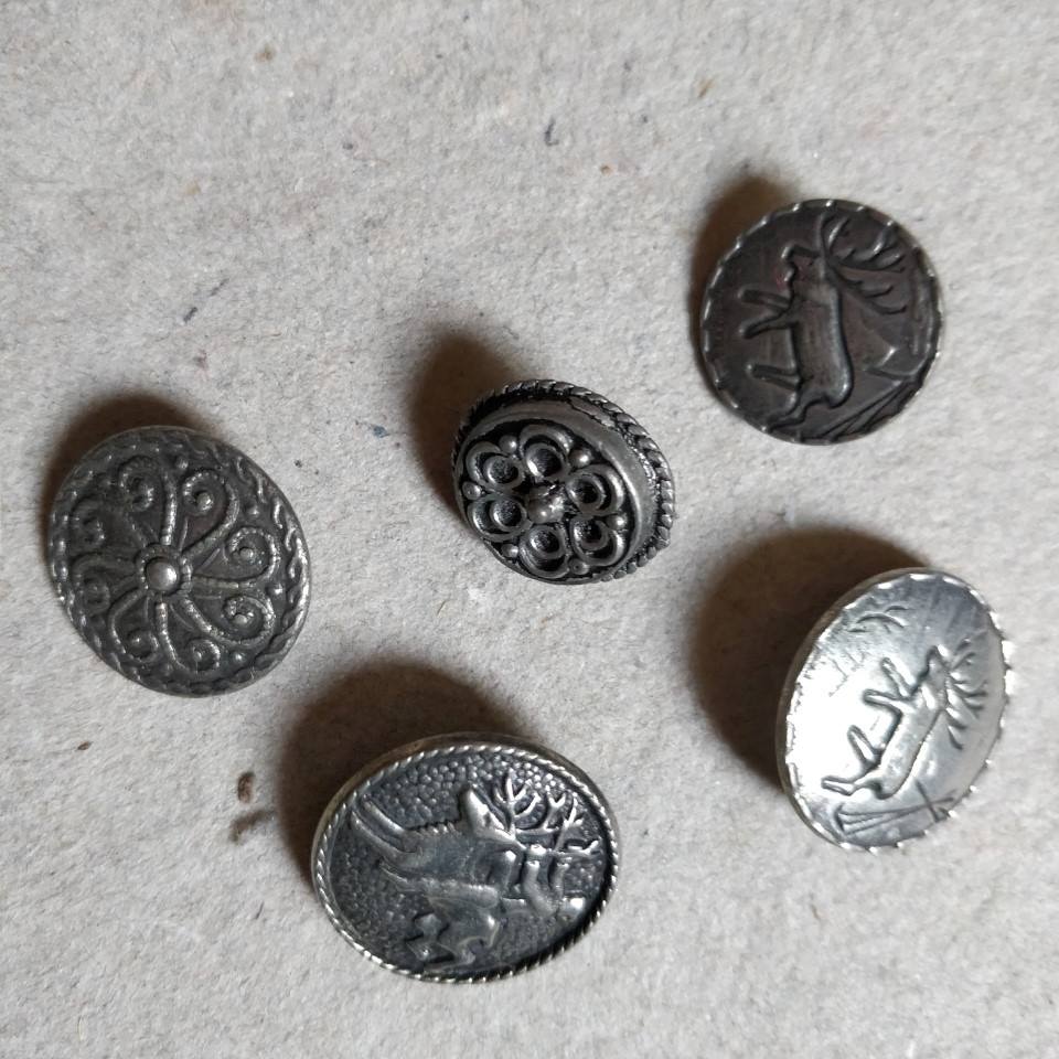 5 stk. gamle tin knapper.