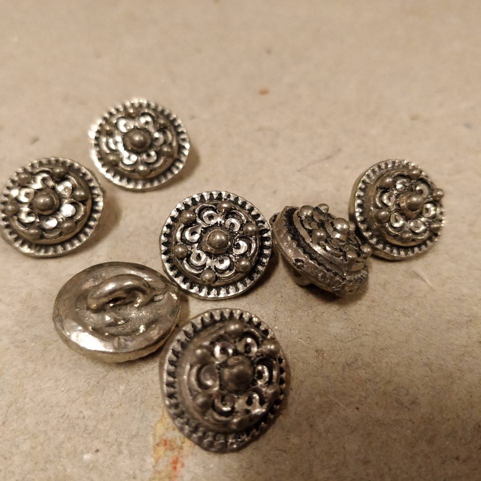 Støbte metal knapper, 7 stk.