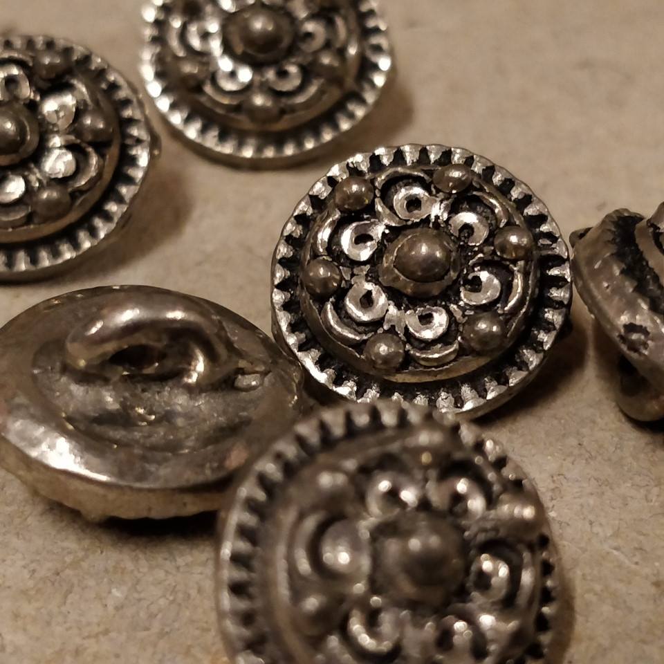 Støbte metal knapper, 7 stk.