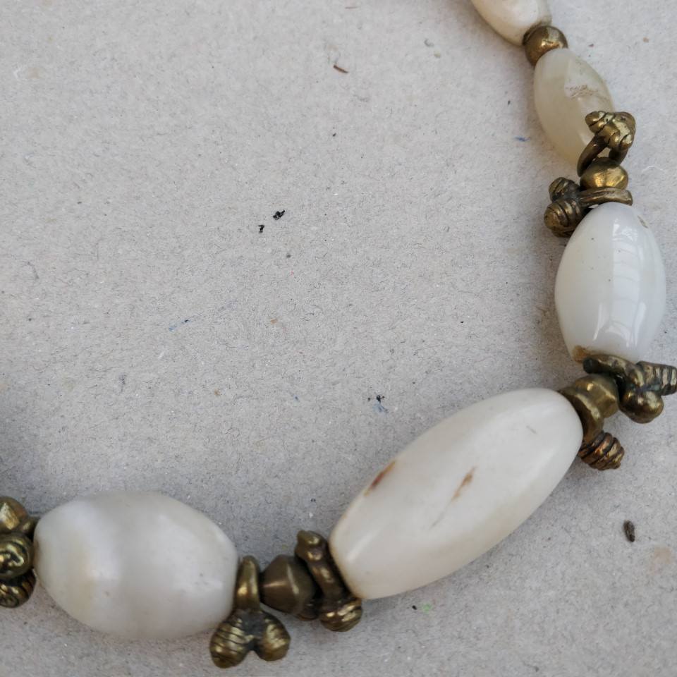 Gamle agater i halskæde.