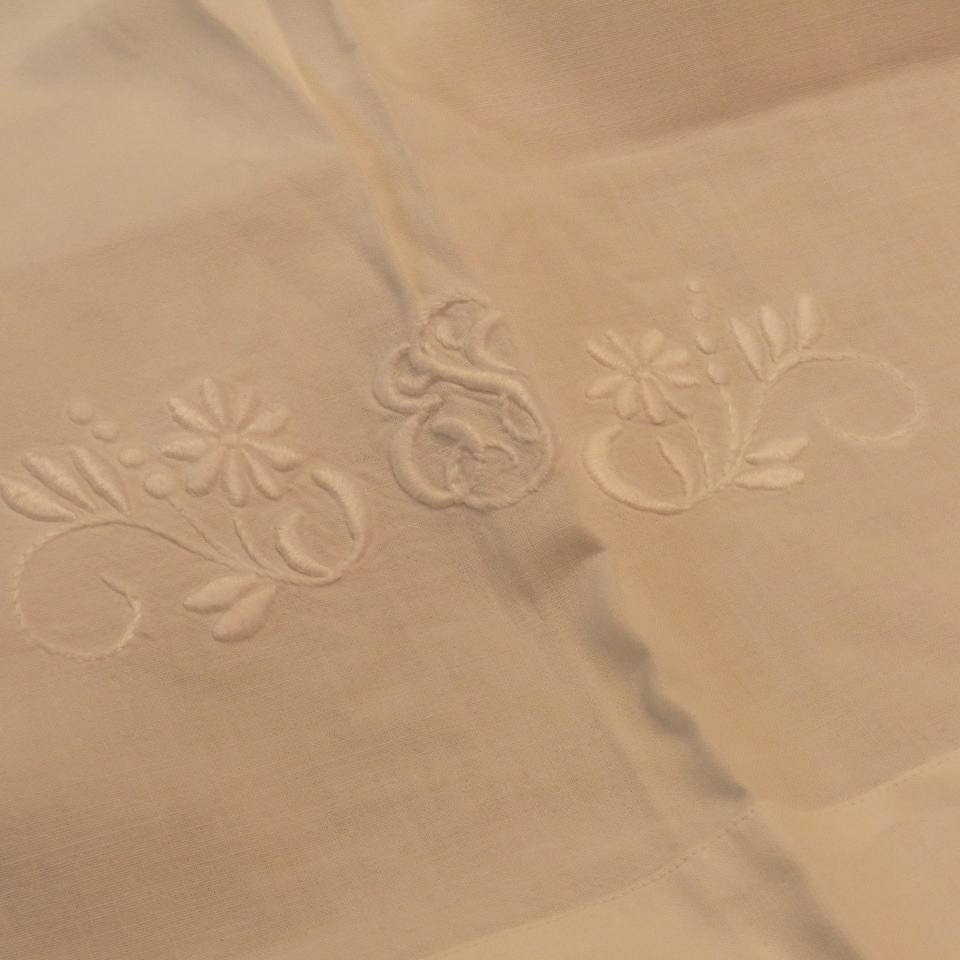 Broderi, monogram, blomster, og blade, gammelt lagen